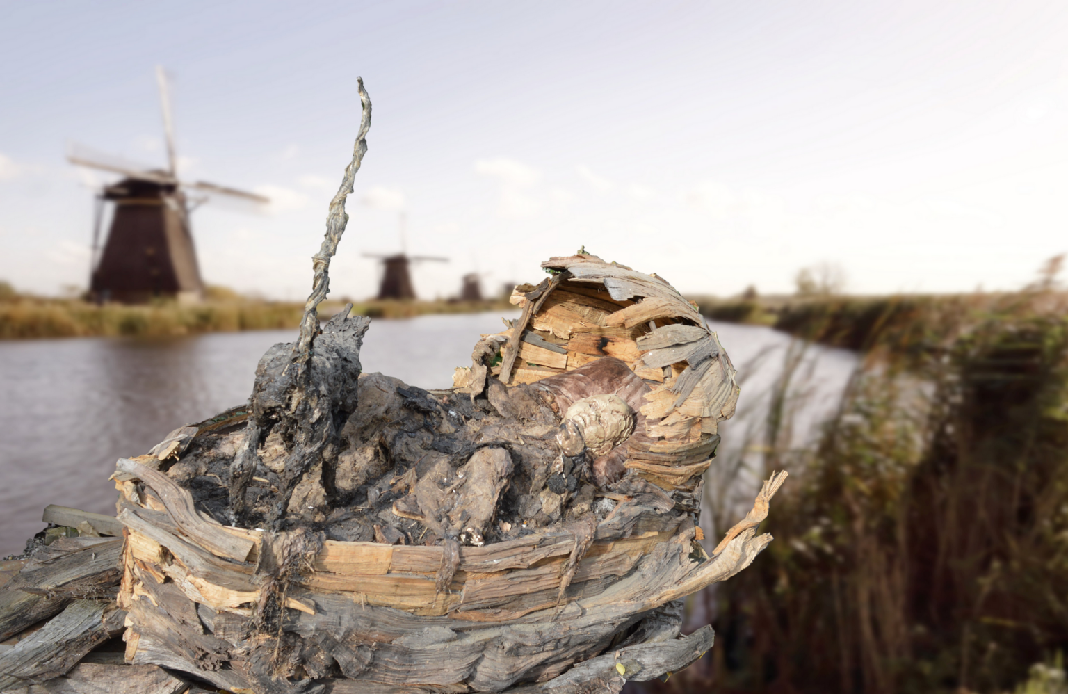 Feestelijke versiering van beeld 'HetWiegje van Beatrijs' met ...